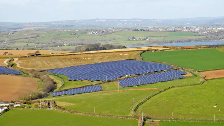 Solar power ban on England’s farms could see farmers missing out on £ ...