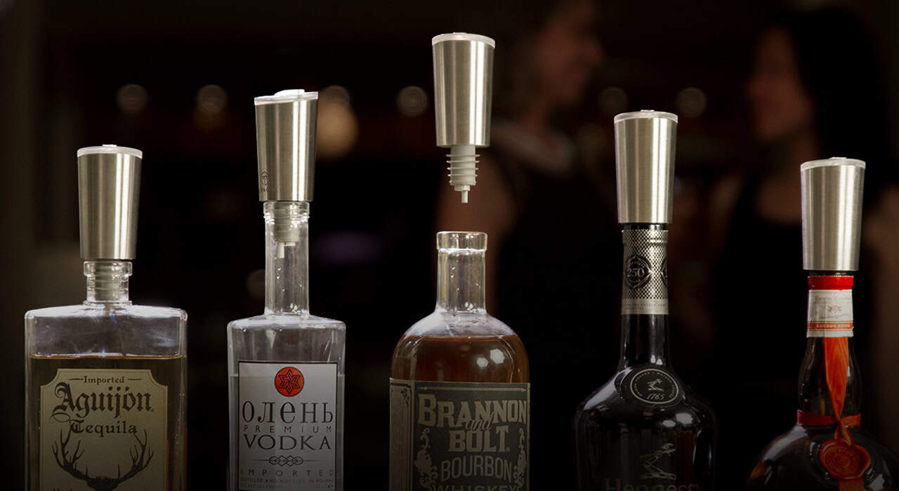 Smart cocktail spouts train amateur mixologists - Springwise