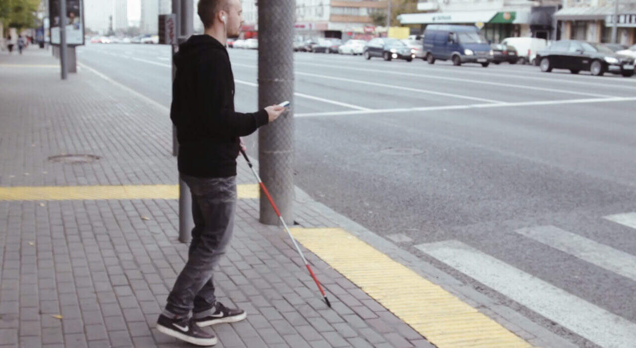 Crowdsourced app helps the visually impaired cross the road - Springwise