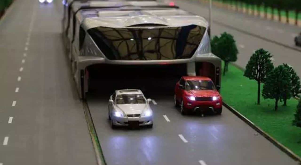 Car-straddling bus completes test drive in China - Springwise